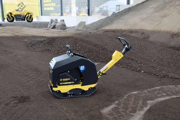 Reversierbare elektrische Rüttelplatte BPR 35/48 e mit Akku. | BOMAG