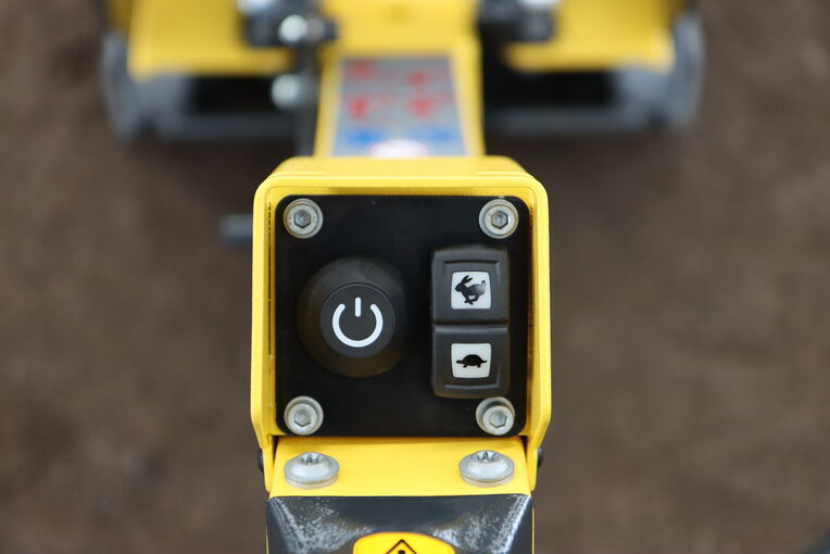 Reversierbare elektrische Rüttelplatte BPR 35/48 e mit Akku. | BOMAG