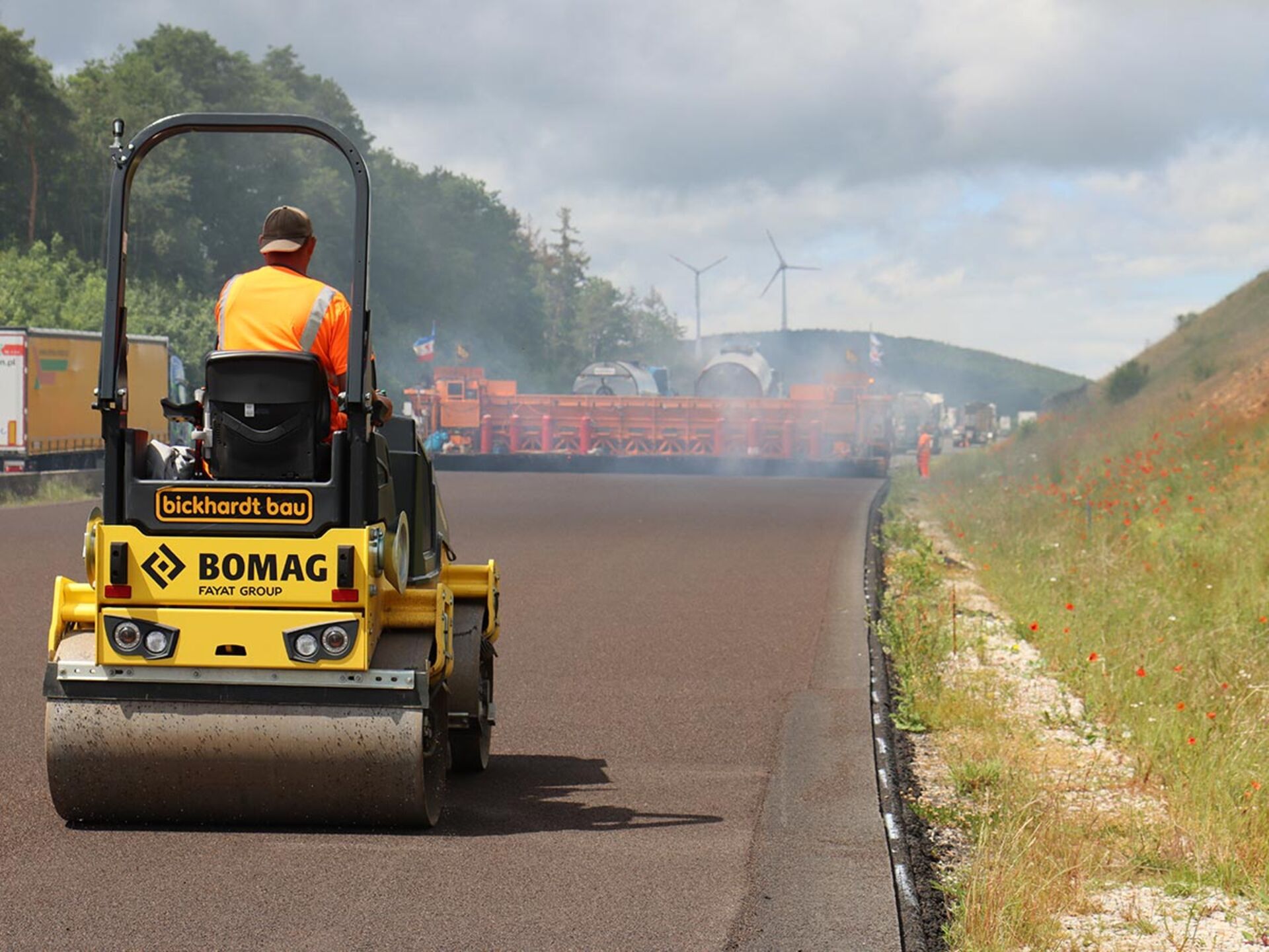 Rolling chip onto mastic asphalt | BOMAG